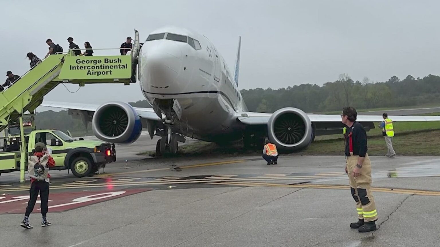 United Flight Diverted to Orlando After Landing Gear Issue, Prompting ...